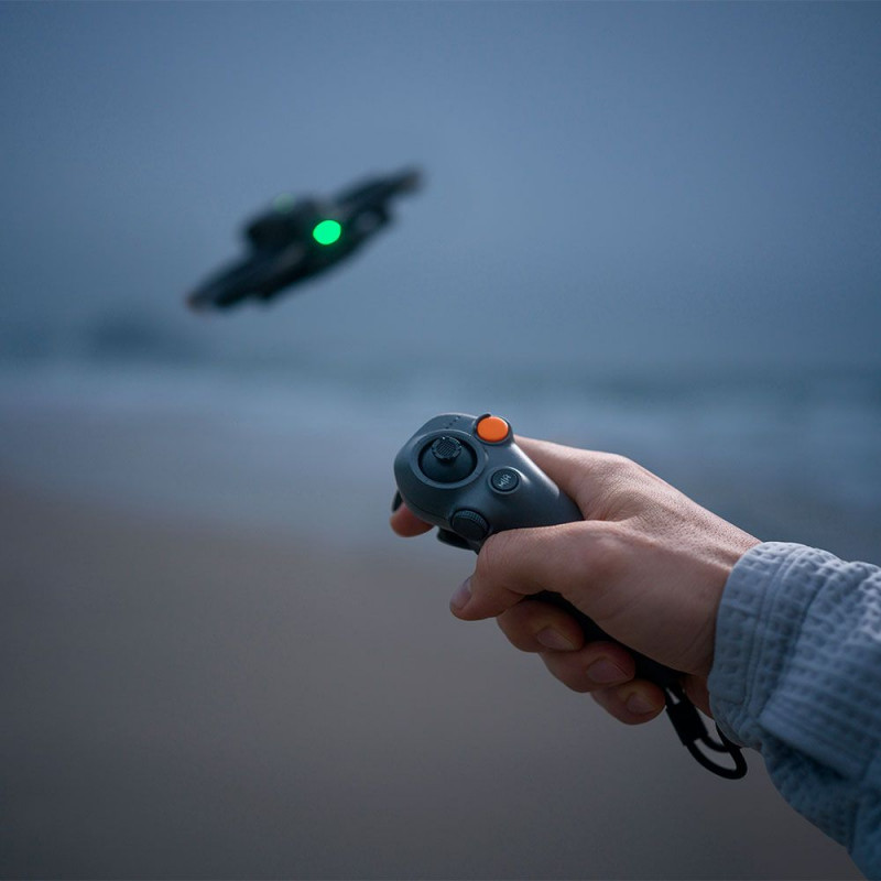DJI RC Motion 3 : radiocommande à une main gyroscopique & intuitive